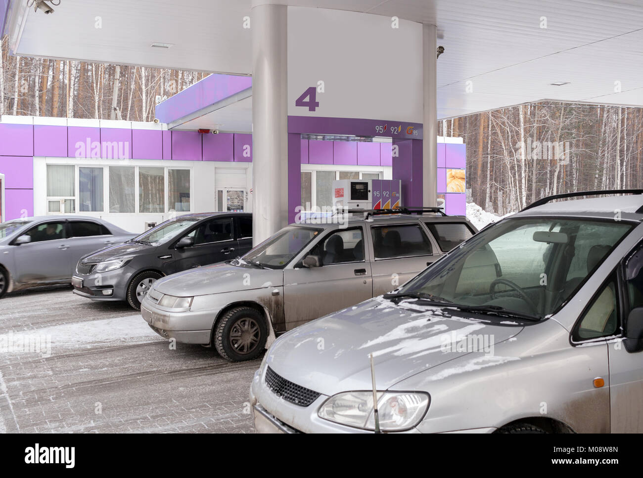 Cars gas station hi-res stock photography and images - Alamy