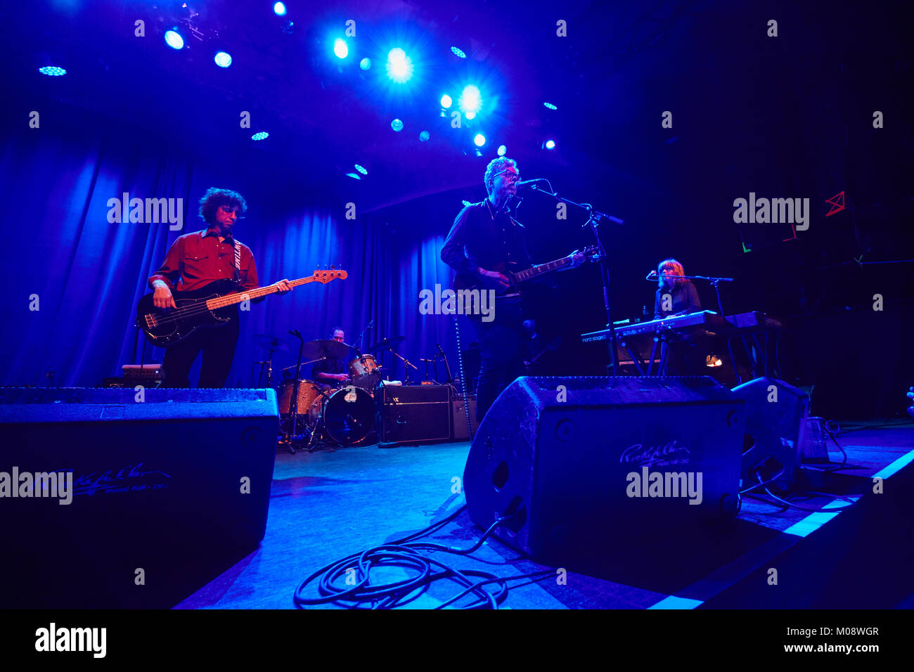 Country singer songwriter on stage hi-res stock photography and images ...