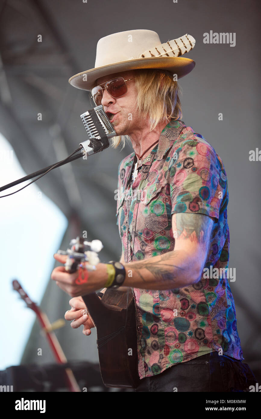The American alternative country band Wovenhand (also spelled Woven ...