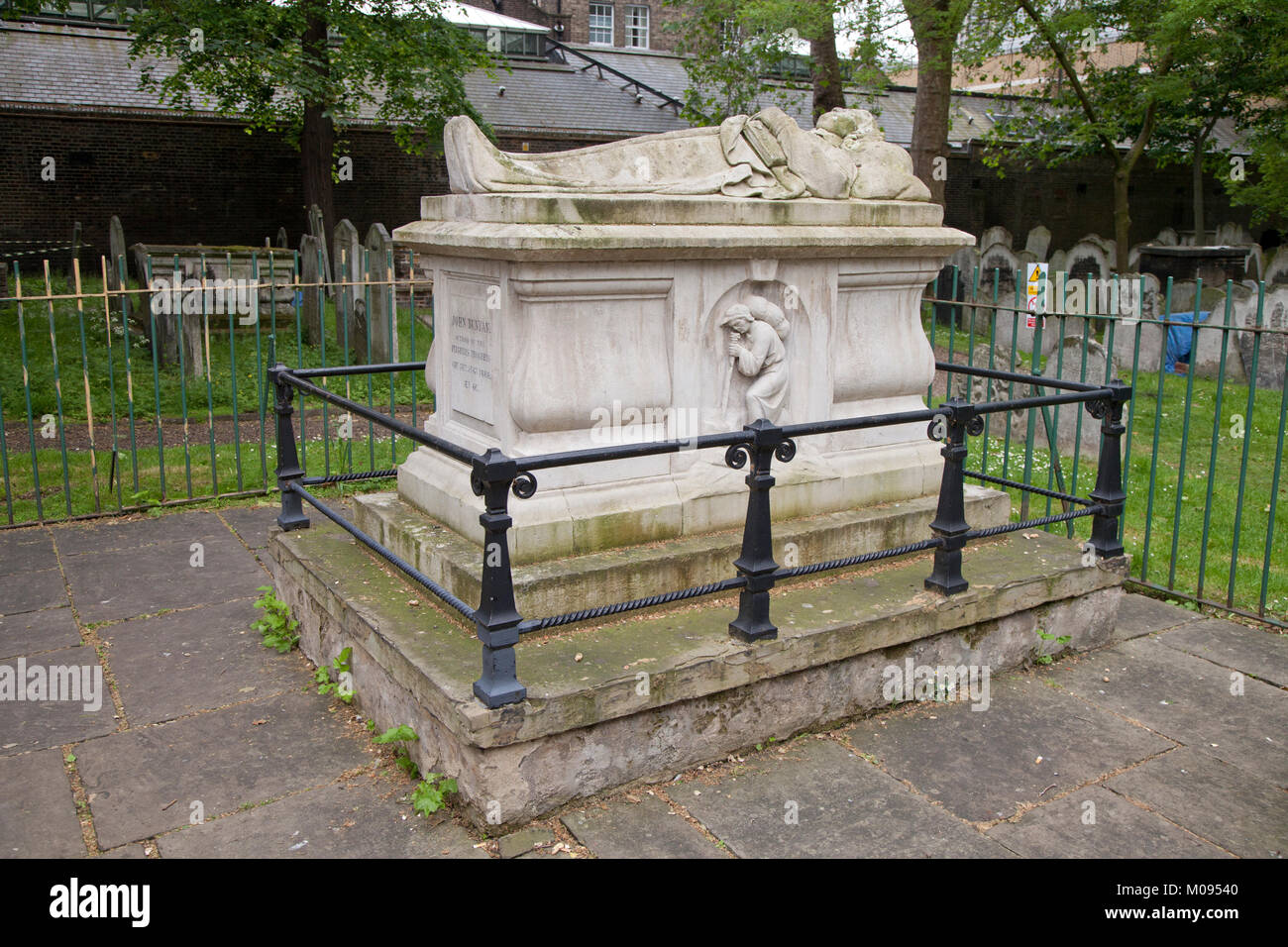 John bunyan grave hi-res stock photography and images - Alamy