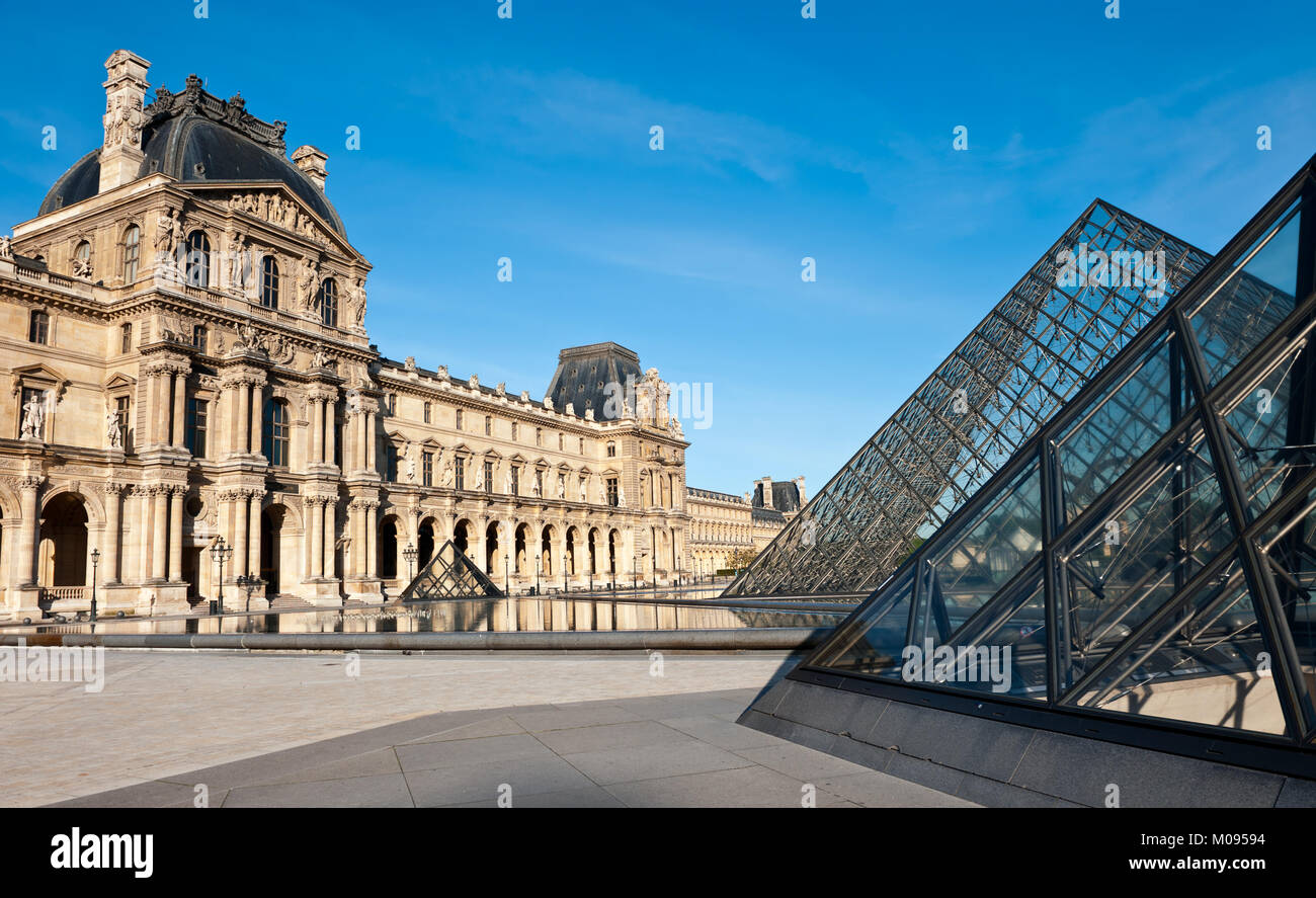 Paris. The glass pyramids in the Napoleon courtyard of the Louvre Stock ...