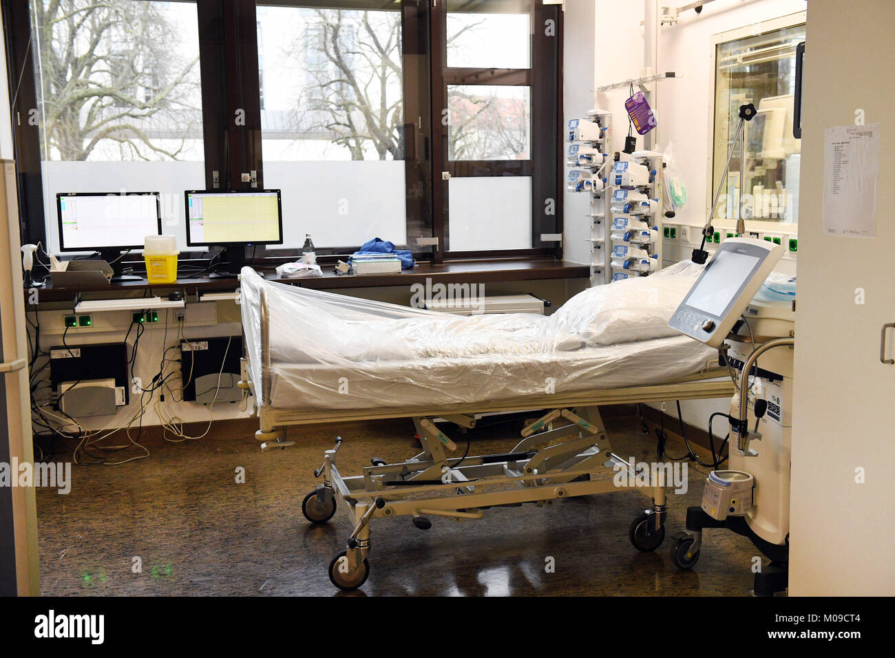 Berlin, Germany. 19th Jan, 2018. A modernized patients' room for ...
