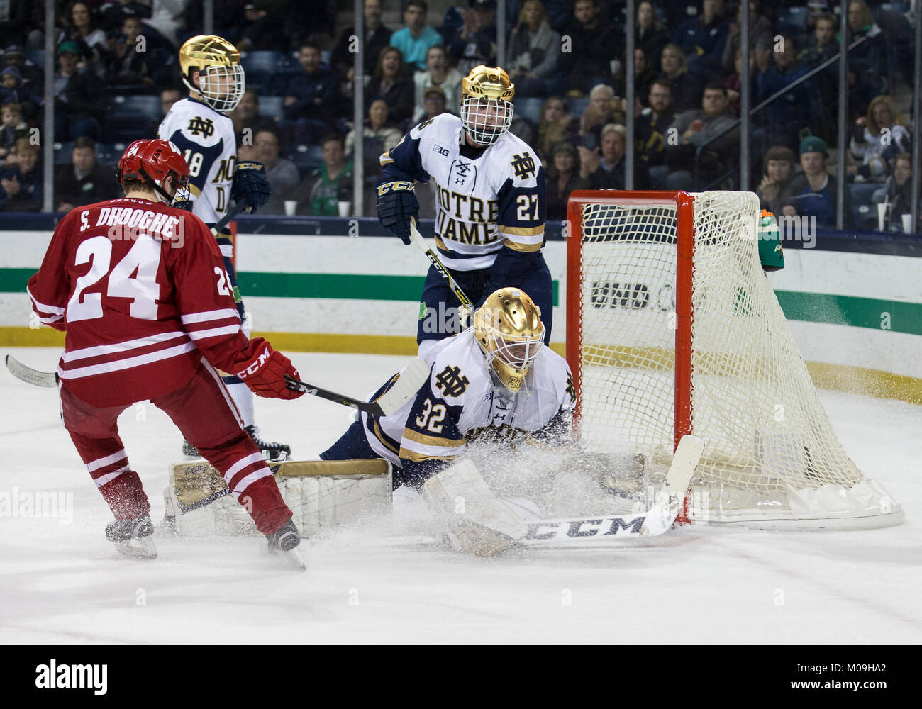 South Bend, Indiana, USA. 19th Jan, 2018. Notre Dame goaltender Cale ...