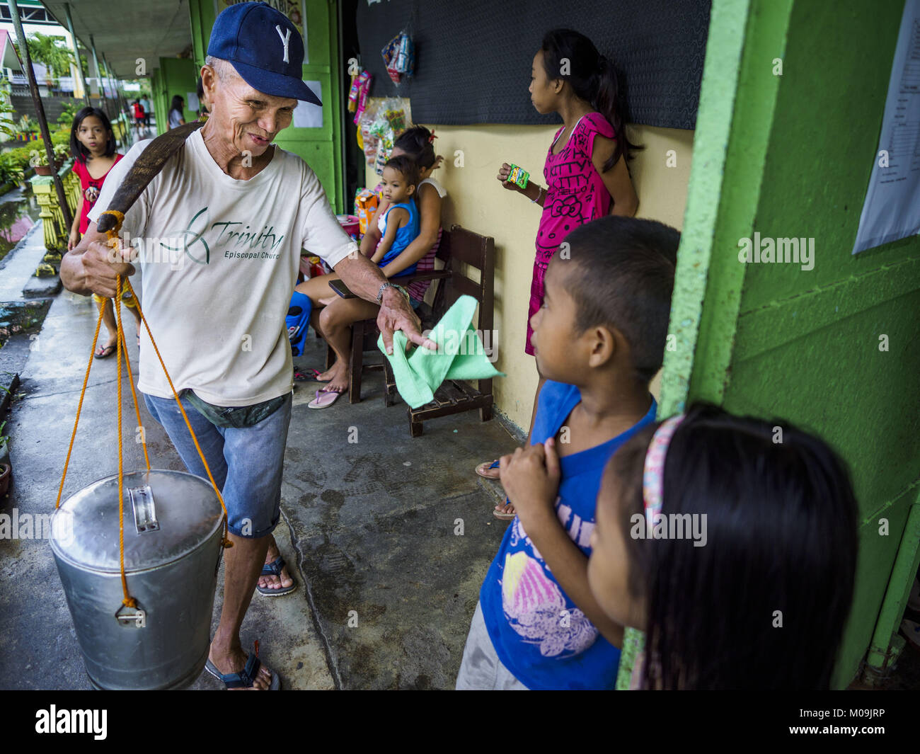 Camalig, Albay, Philippines. 20th Jan, 2018. A ''taho'' vender (a sort ...