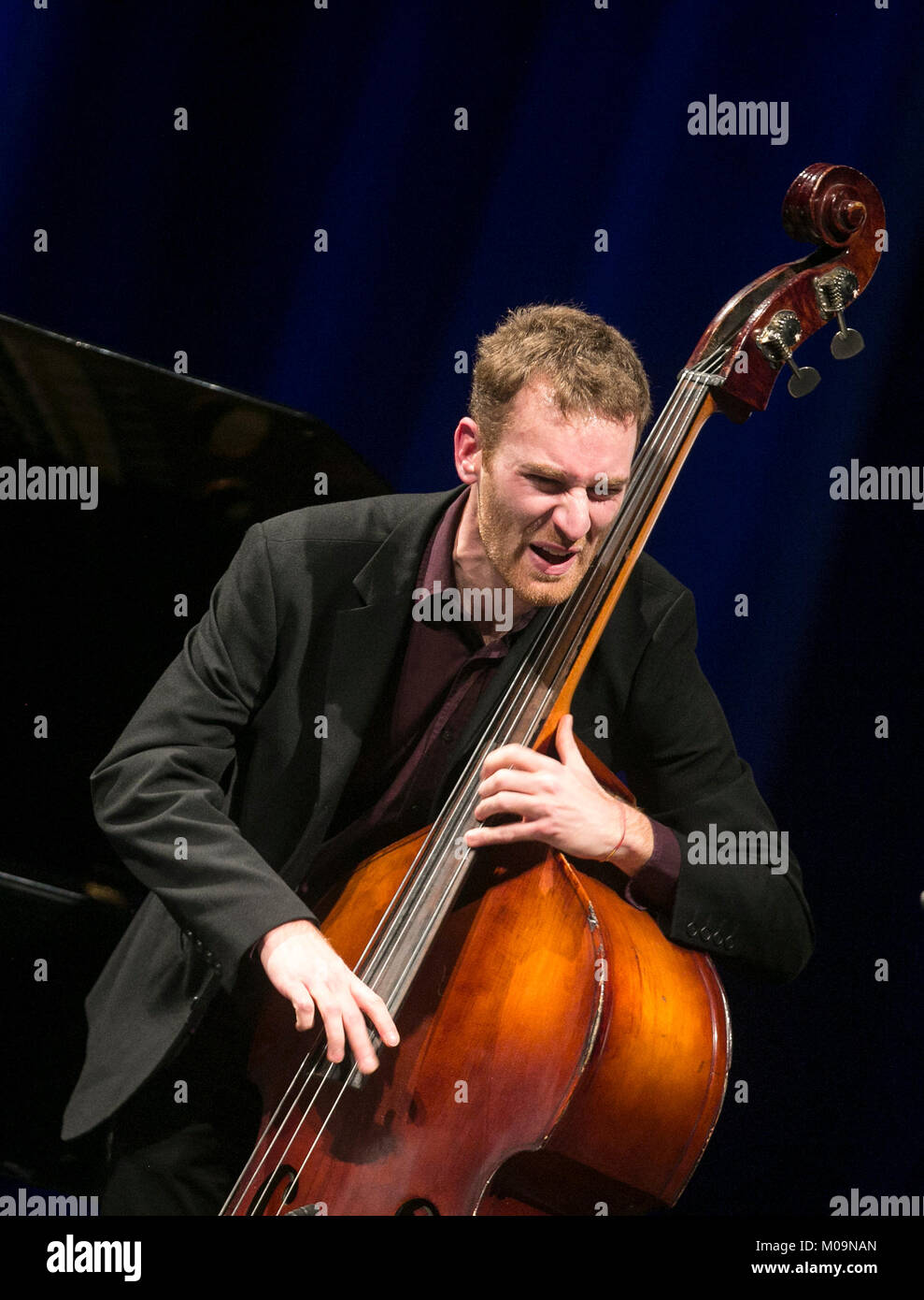 International italian live music hi-res stock photography and images ...