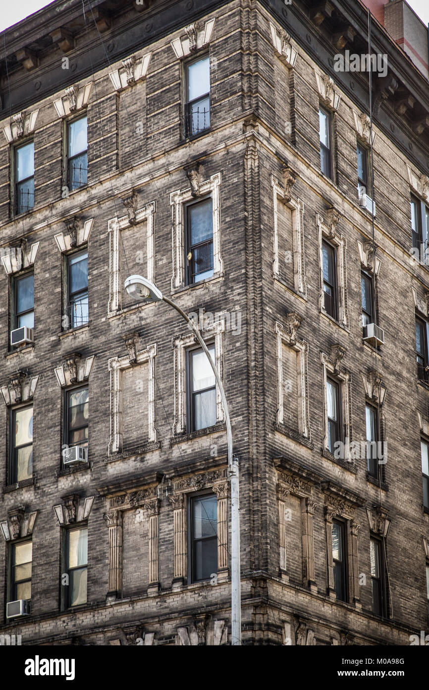 Corner facade on vintage New York City apartment building Stock Photo ...