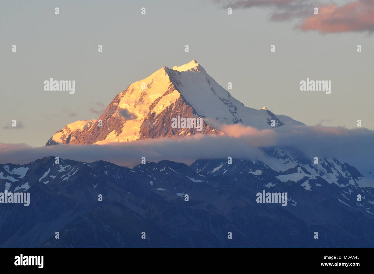 Sunset on Mount Cook Aoraki, 3.724 meters, the highest mountain of ...