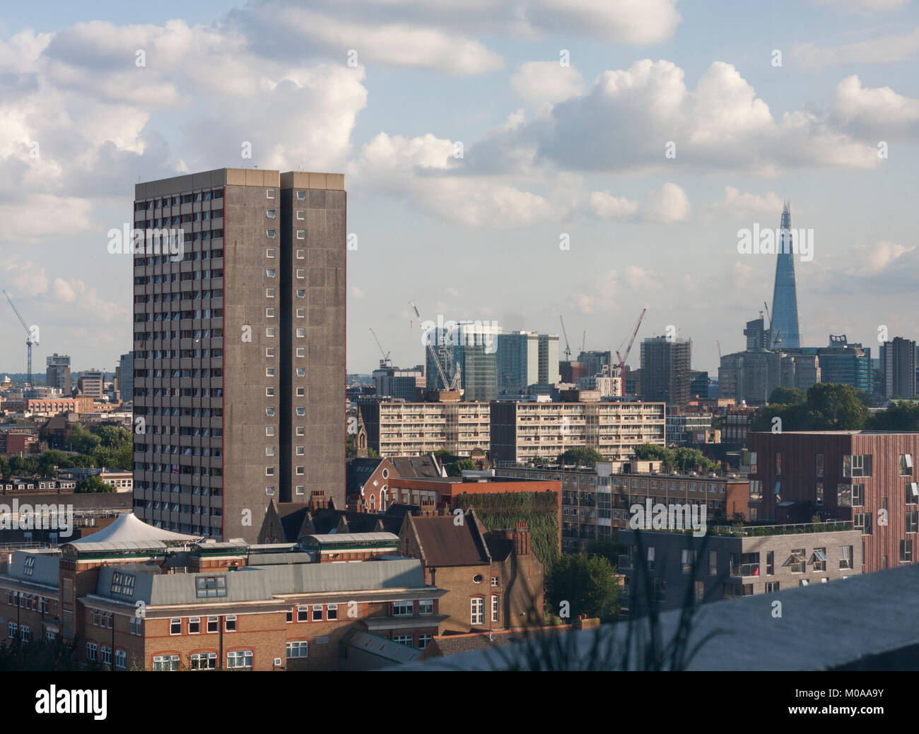 High rise flats london hi-res stock photography and images - Alamy