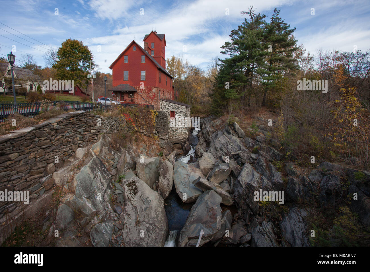 Red mill building hi-res stock photography and images - Alamy