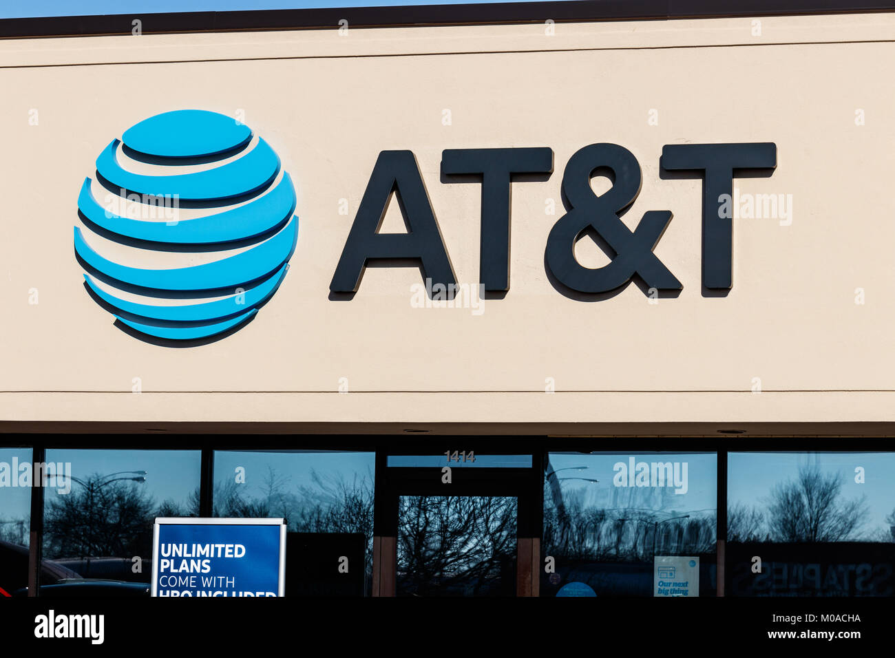 Marion - Circa January 2018: AT&T Mobility Wireless Retail Store. AT&T ...