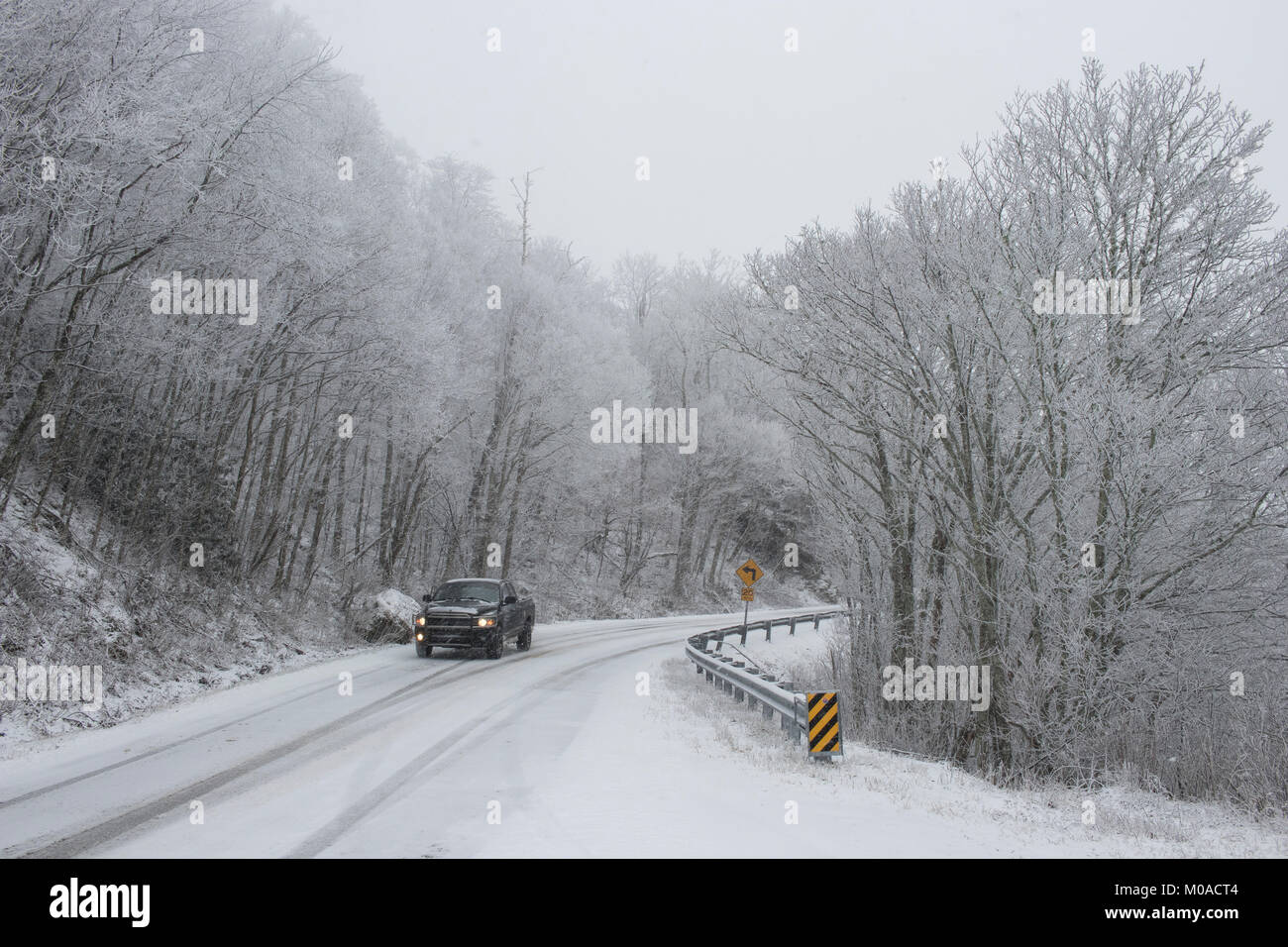 Snow covered roads hi-res stock photography and images - Alamy