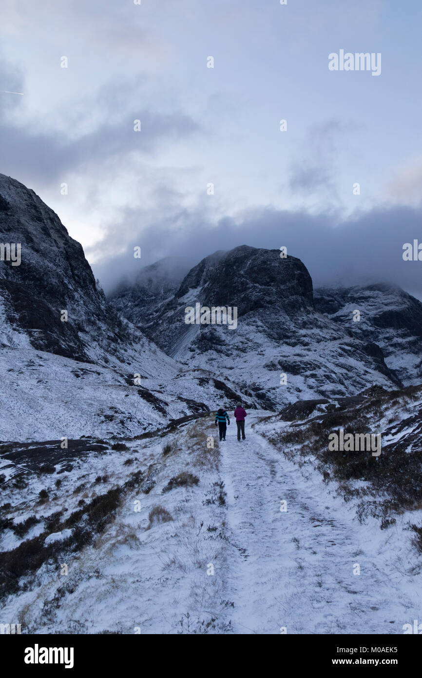 Mother and daughter walking in Glencoe Stock Photo - Alamy