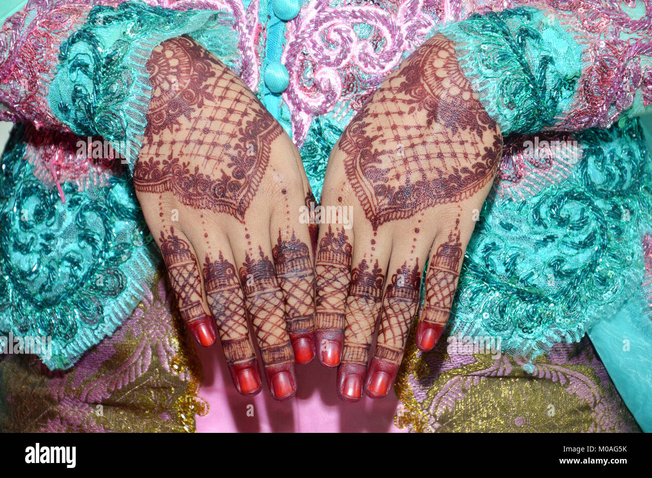 Henna on hands indonesian wedding hi-res stock photography and images ...