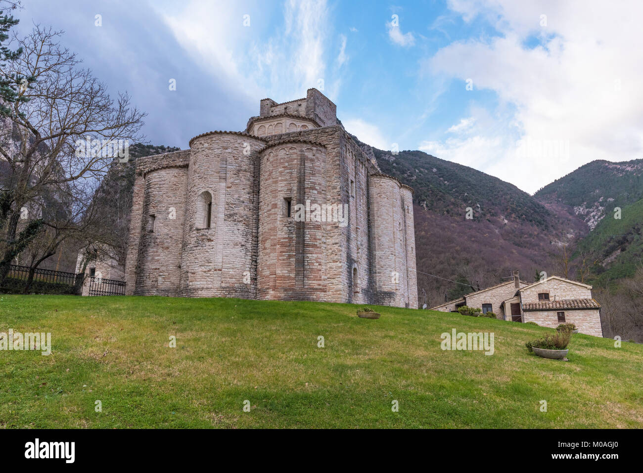 Abbazia di San Vittore alle Chiuse (Italy) - A medieval village in ...