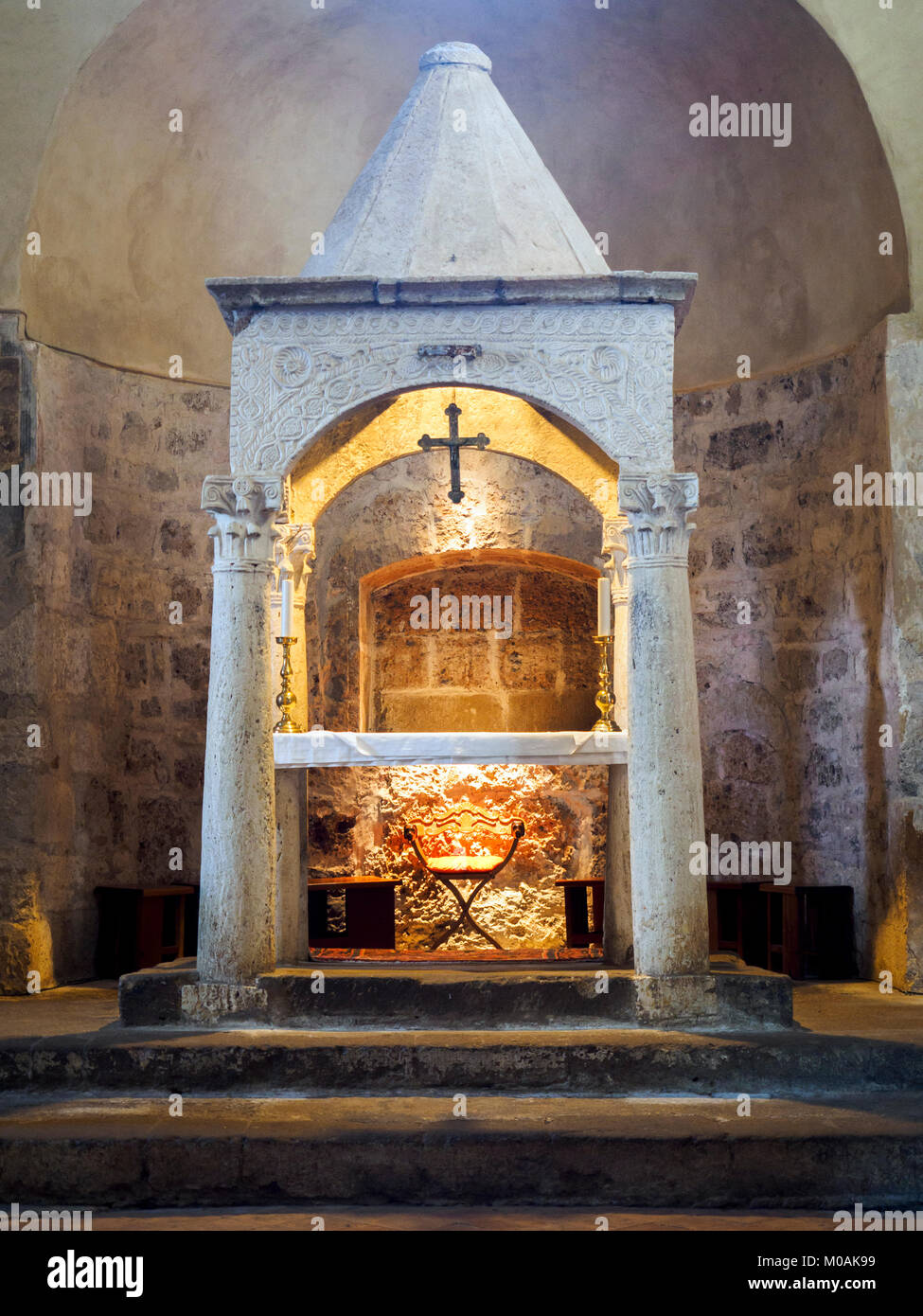 Romanesque style church interior hi-res stock photography and images ...