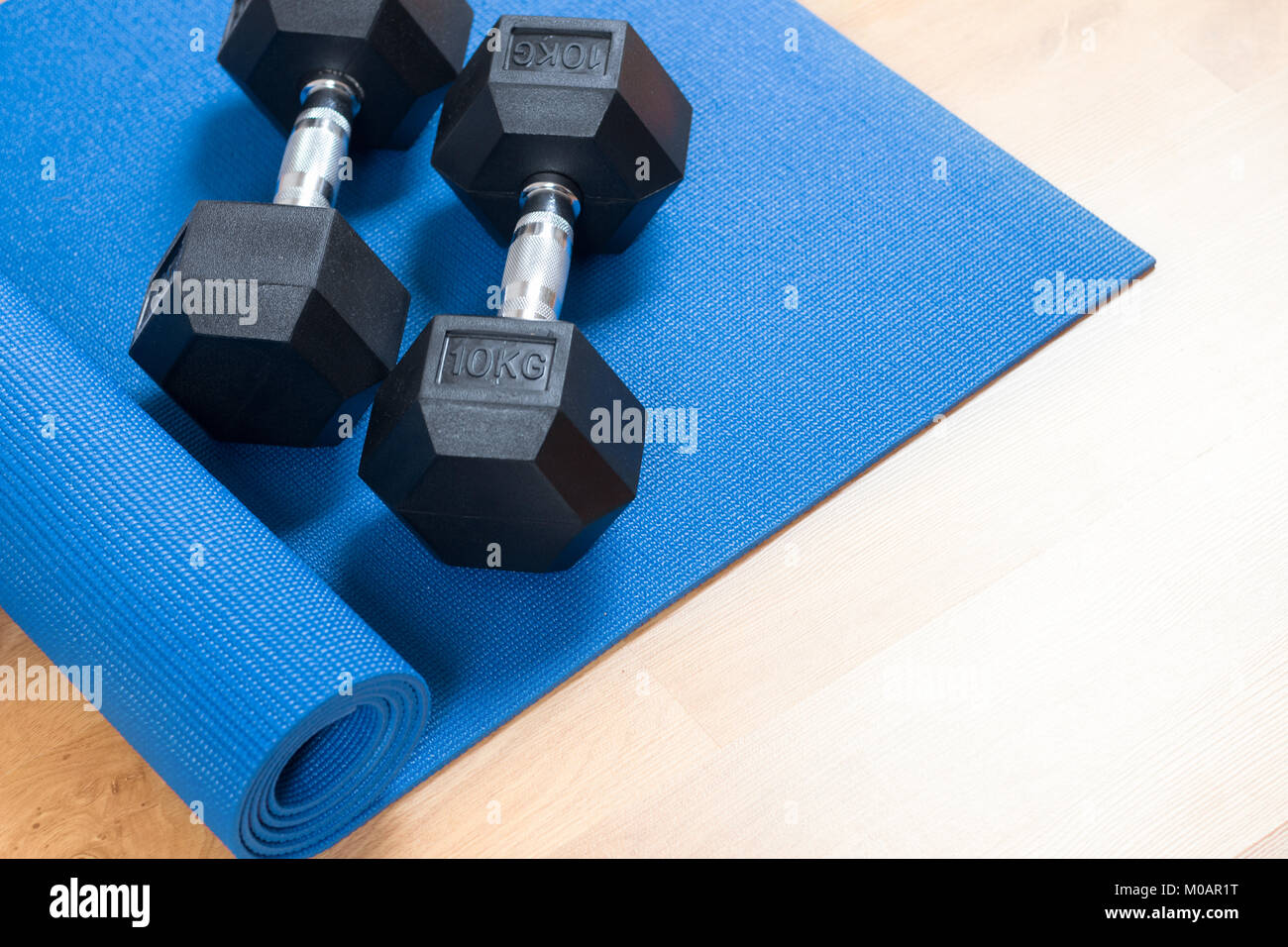 Dumbbell exercise mat wooden floor fitness hi-res stock photography and ...