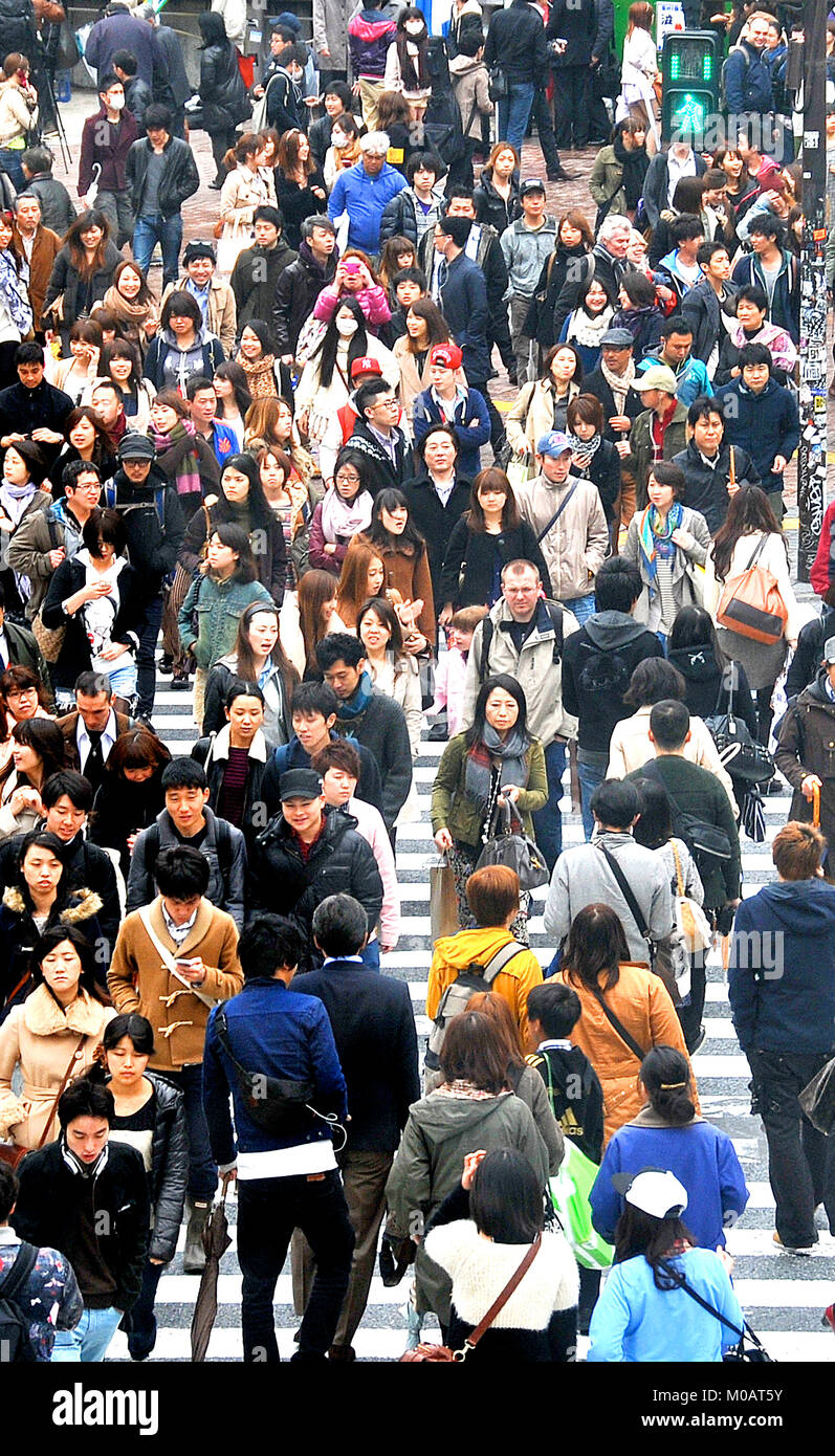 Busy crowd tokyo hi-res stock photography and images - Alamy
