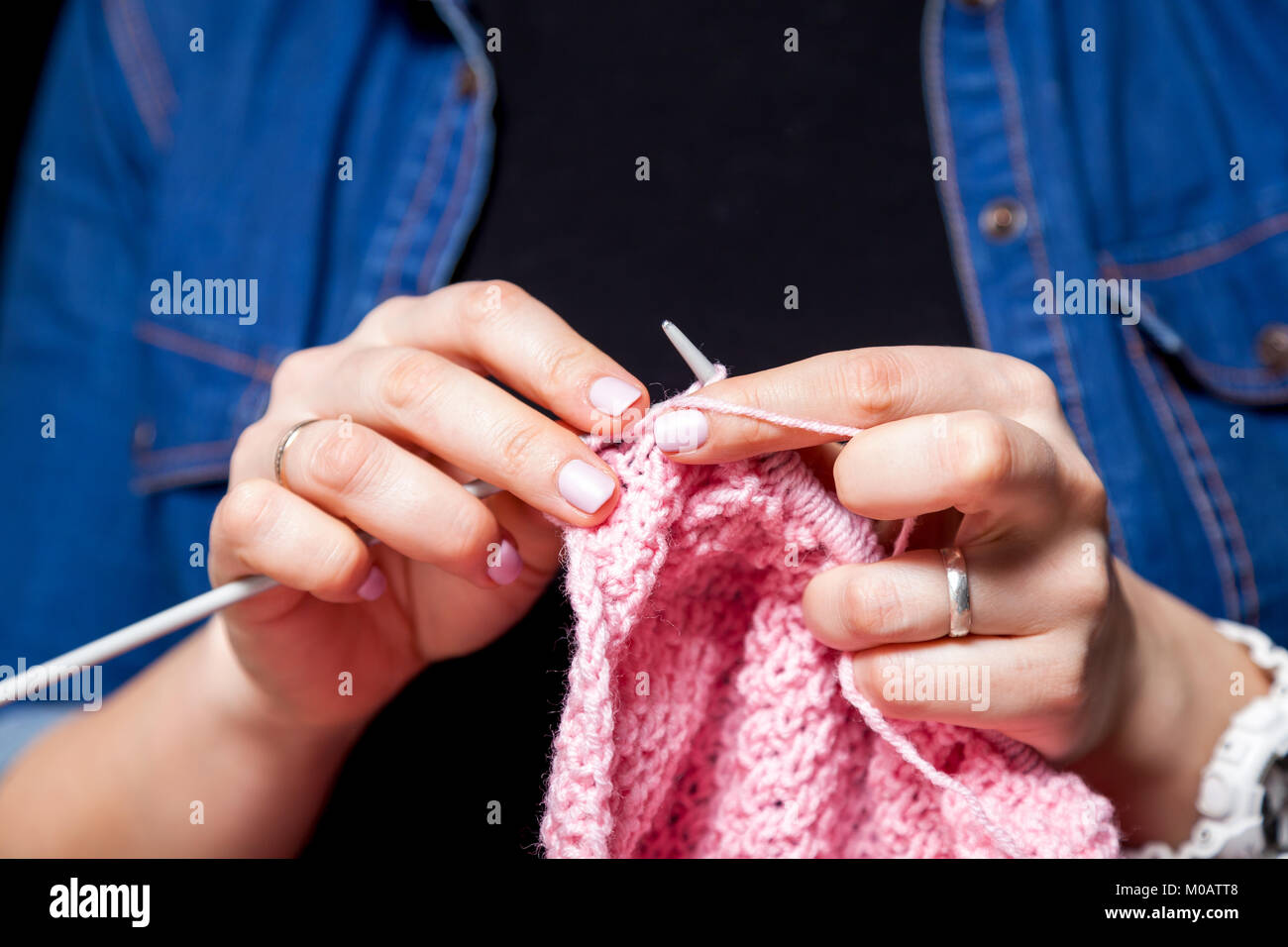 Young black woman knits hi-res stock photography and images - Alamy