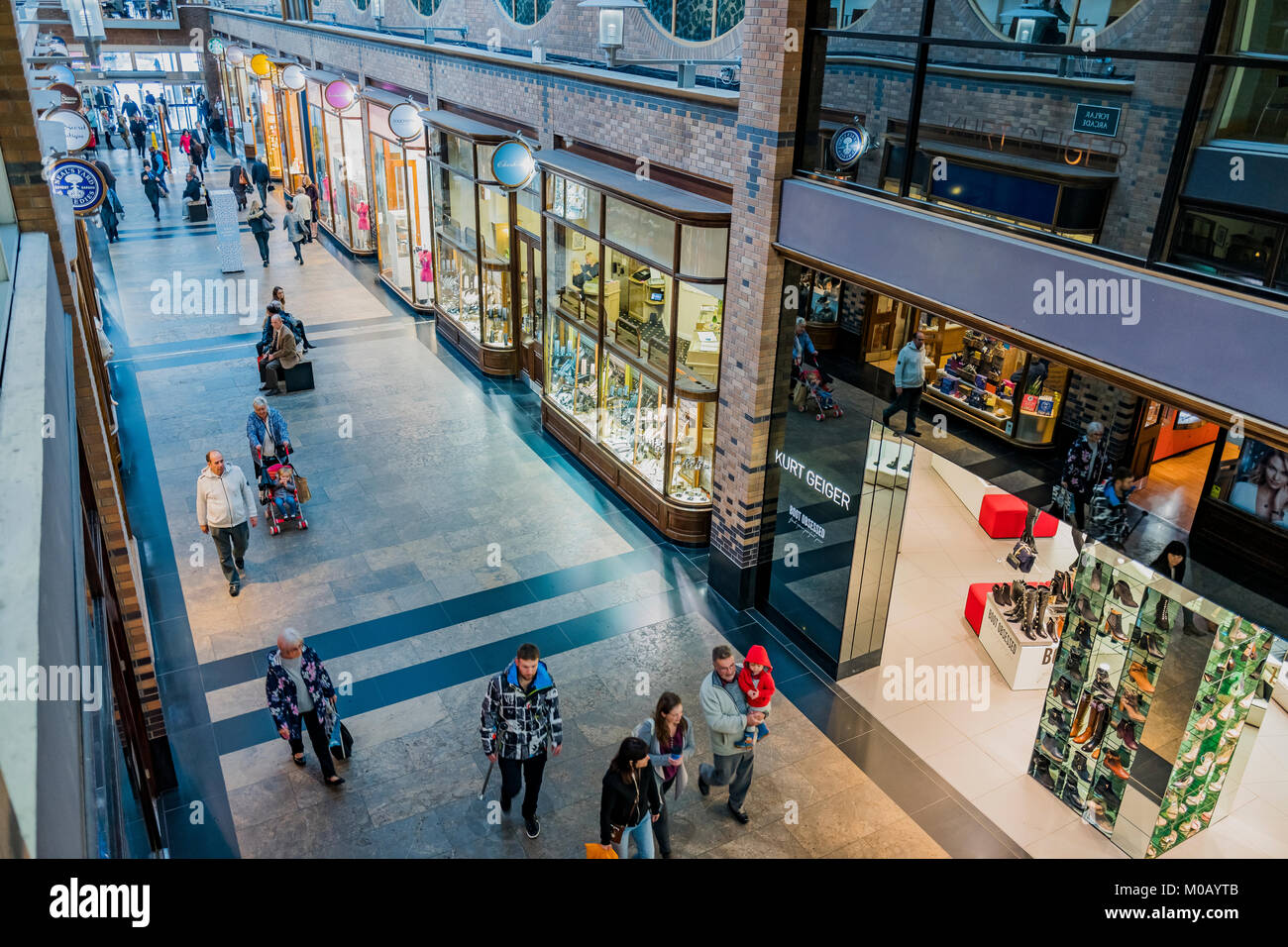 shopping centre mall retail store shop inside interior Stock Photo - Alamy