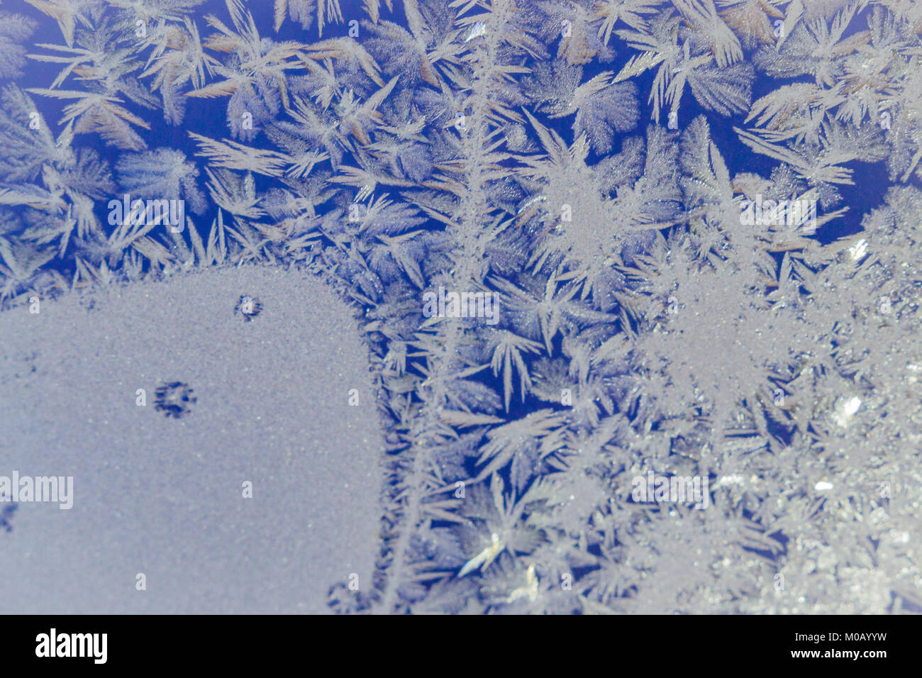 winter window close-up snow patterns on the Windows of frost, snow city ...