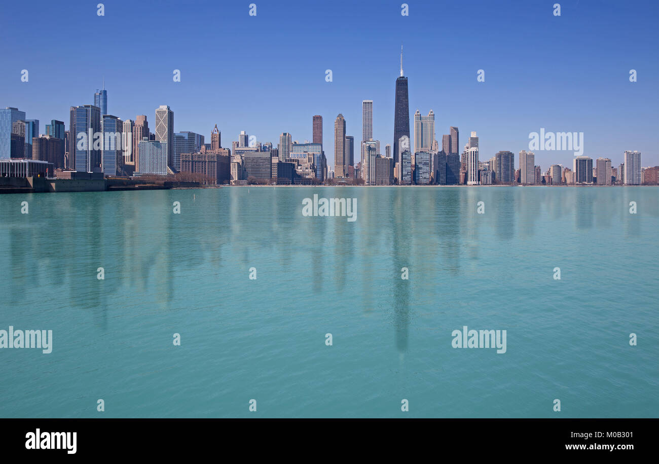 Beautiful skyline of Chicago city with buildings reflection on the ...