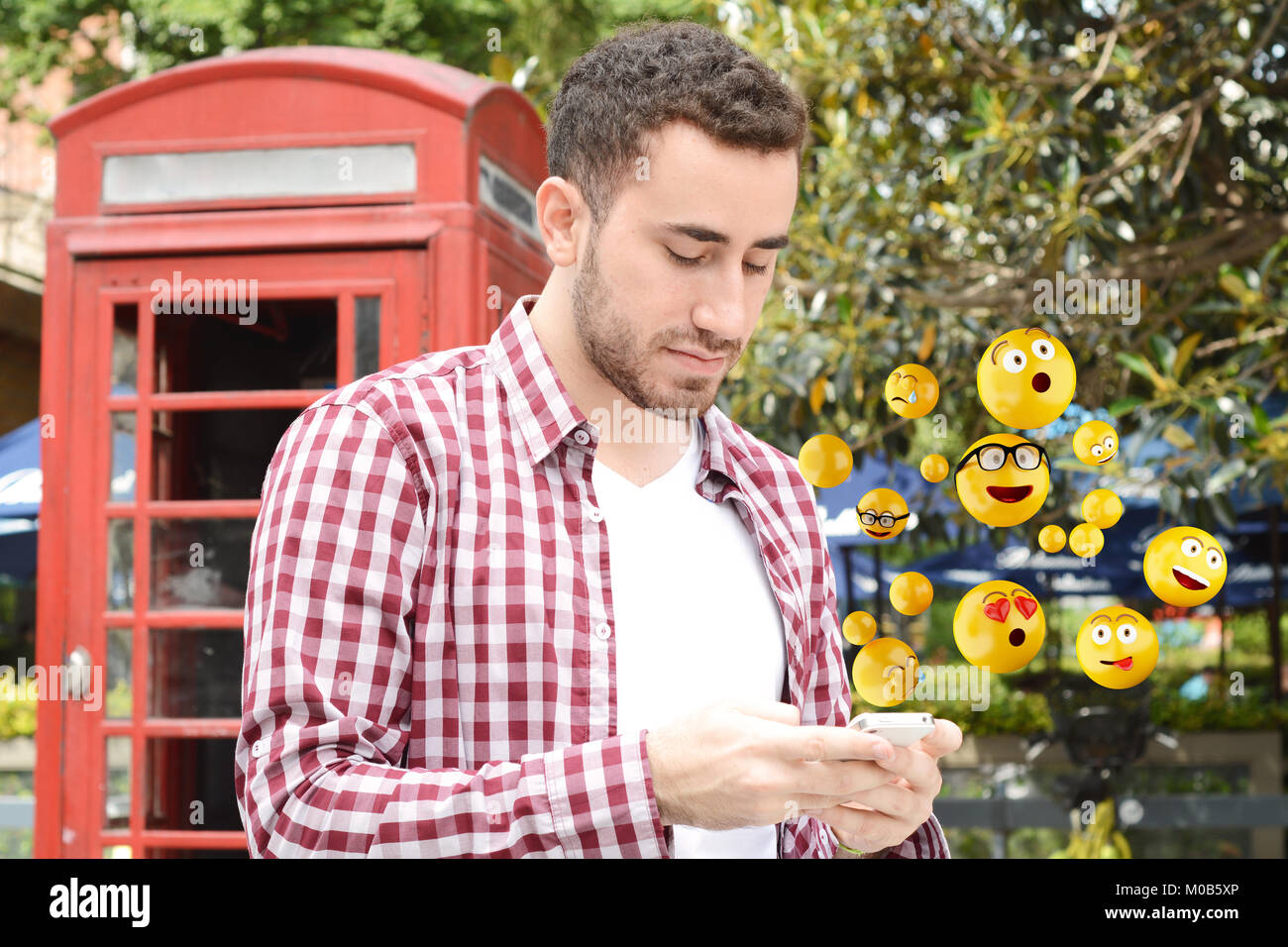Using smartphone emoji hi-res stock photography and images - Alamy