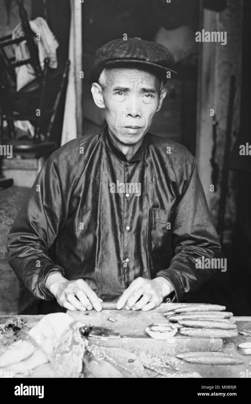 Cigar maker hi-res stock photography and images - Alamy