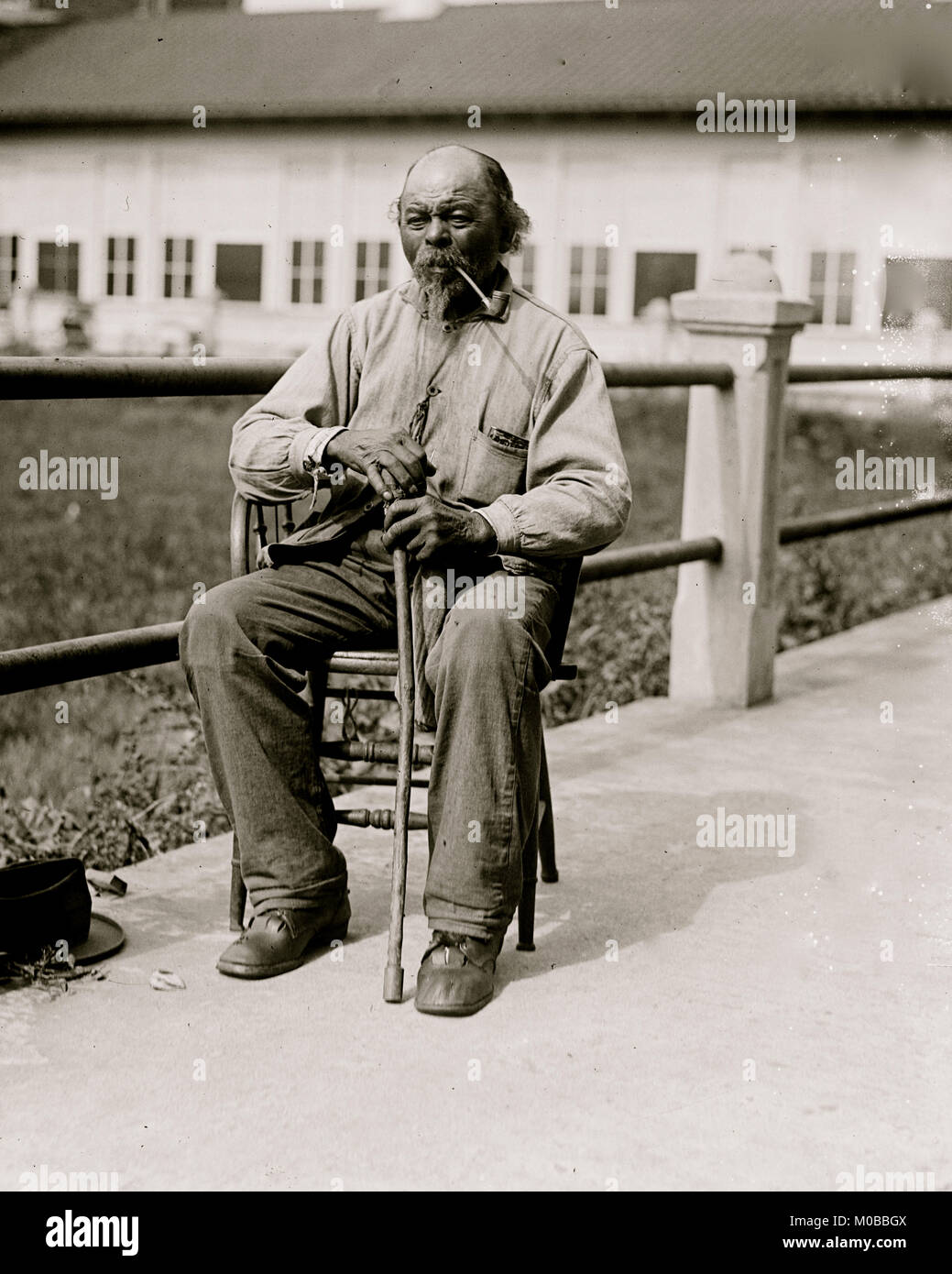 Seated slave hi-res stock photography and images - Alamy