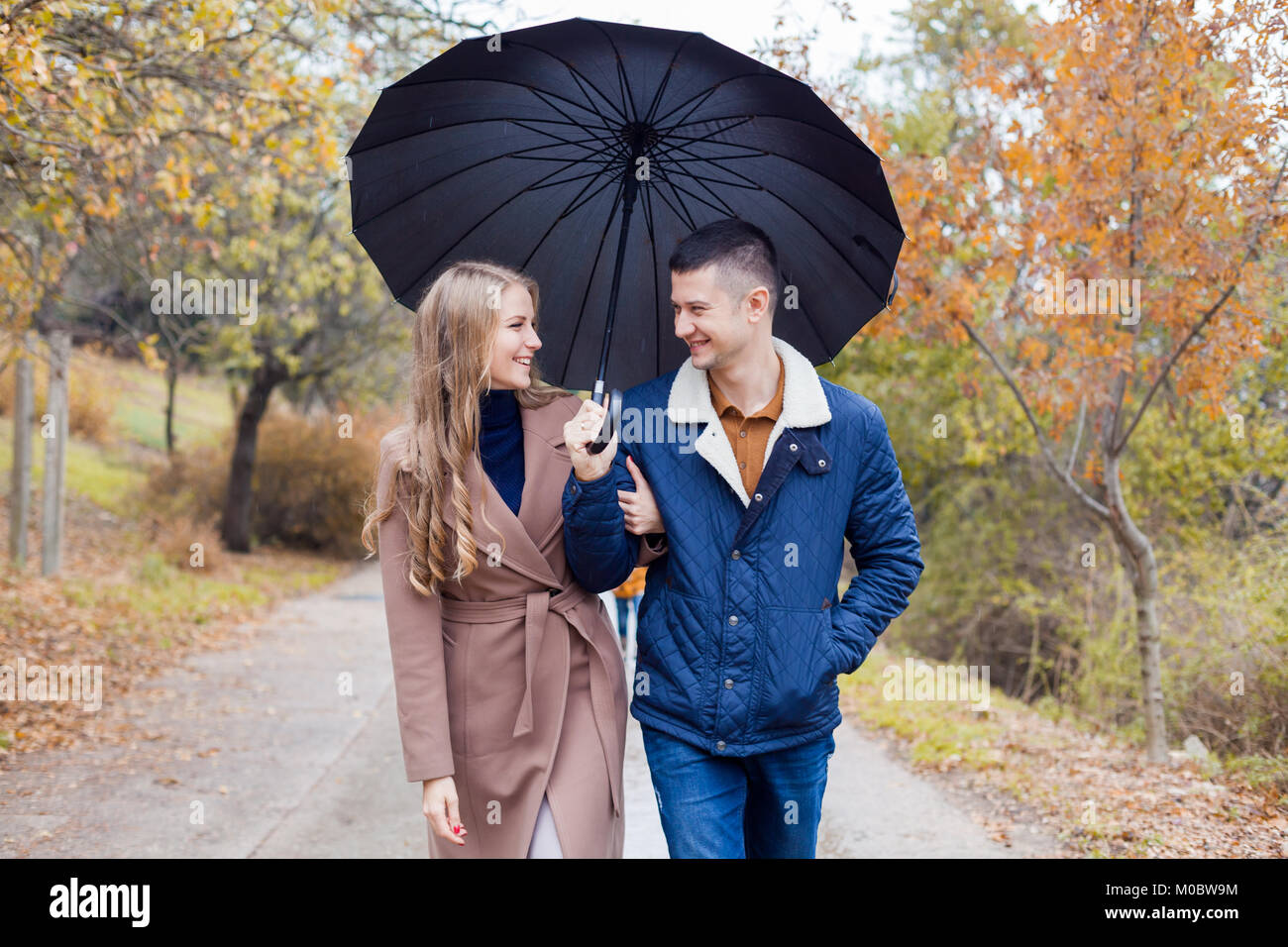 Two people stand under umbrella hi-res stock photography and images - Alamy