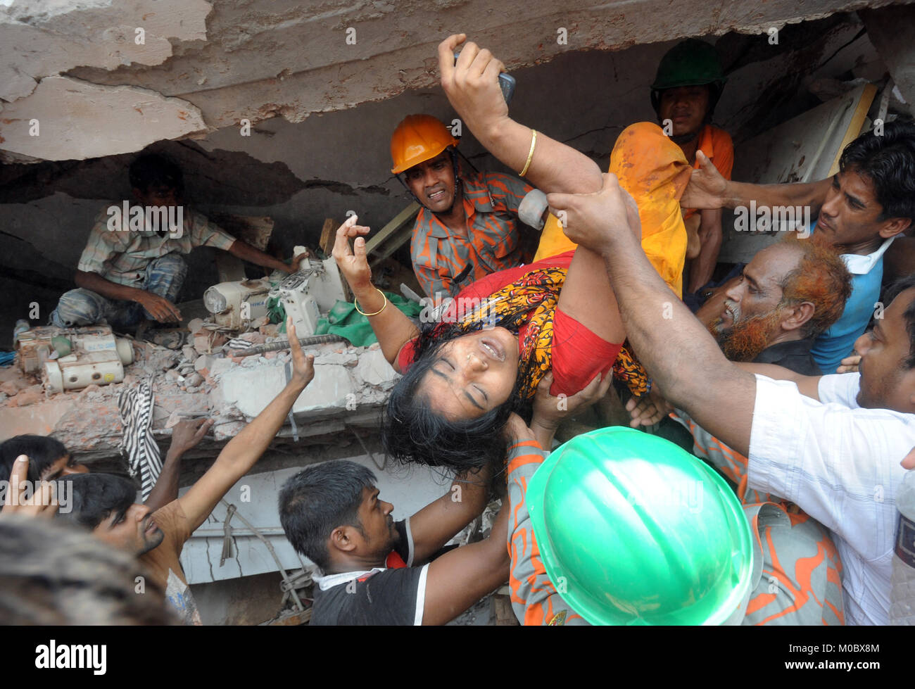 Factory collapse in dhaka bangladesh 2013 hi-res stock photography and ...