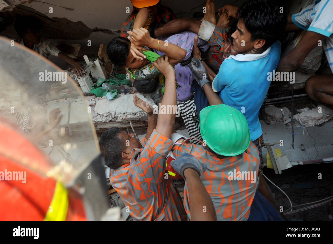 Factory collapse in dhaka bangladesh 2013 hi-res stock photography and ...
