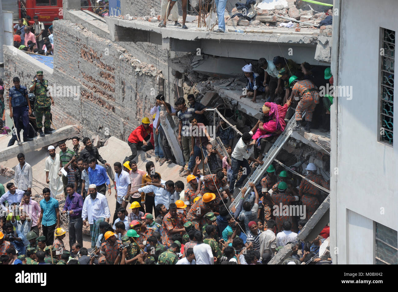 Factory collapse in dhaka bangladesh 2013 hi-res stock photography and ...