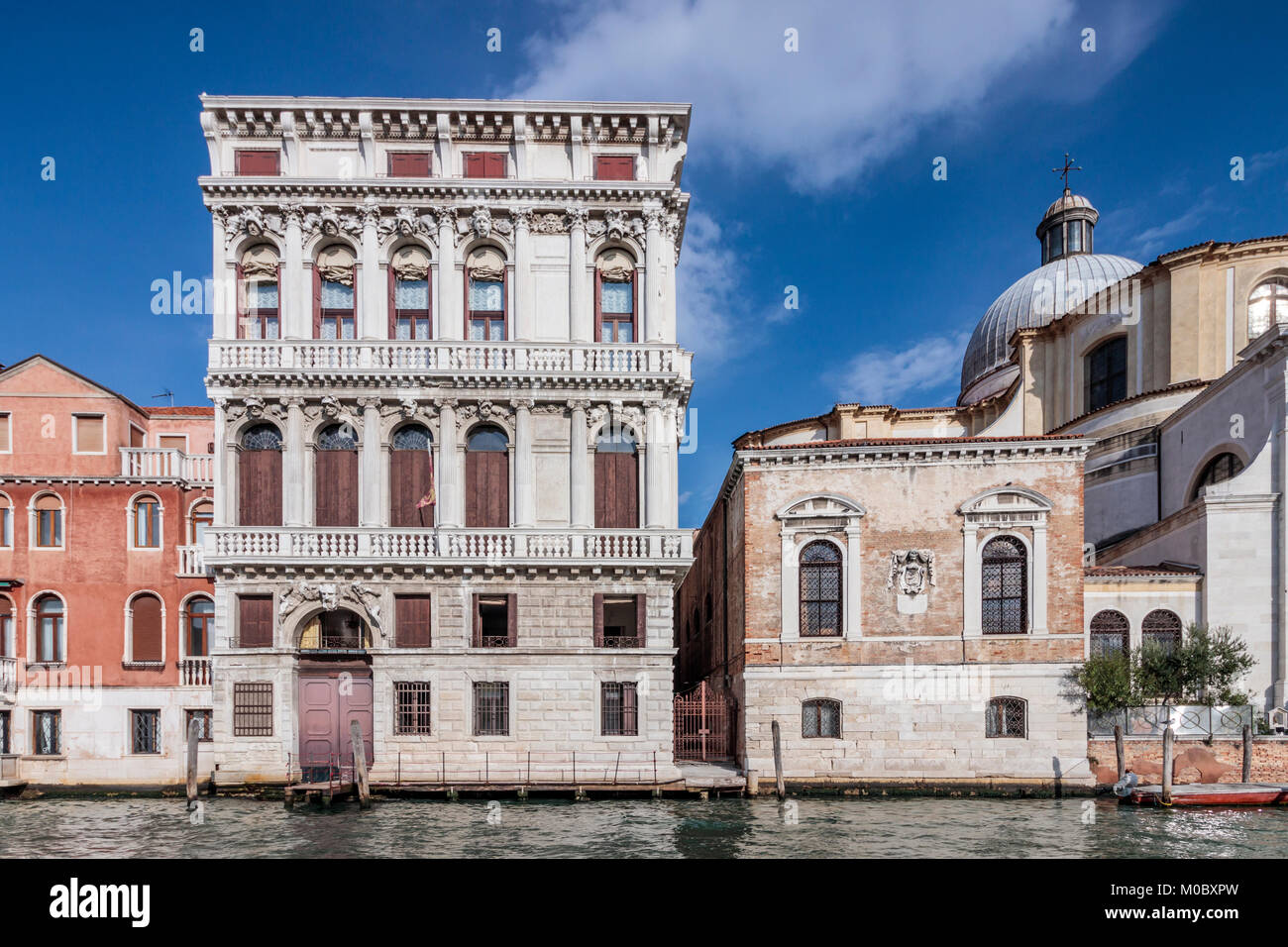 Building architecture and water traffic along the Grand Canal in Veneto ...