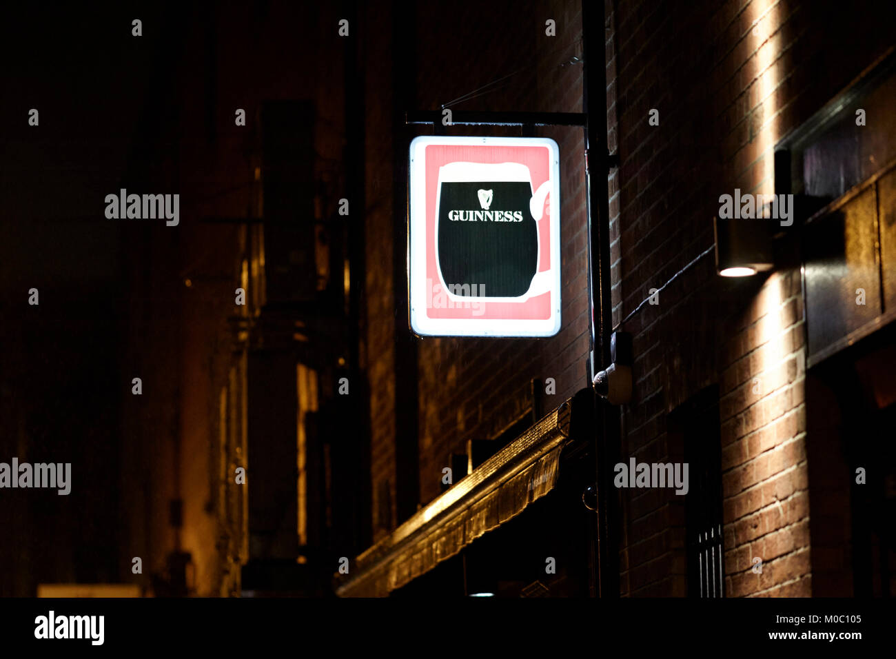 Old guinness sign hi-res stock photography and images - Alamy