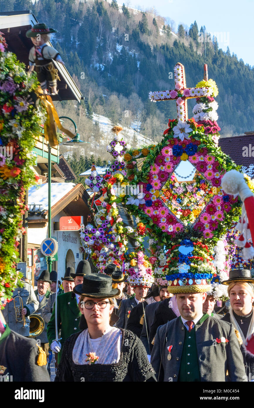 Bad Hofgastein: Perchtenlauf (Percht Perchten mask procession ...