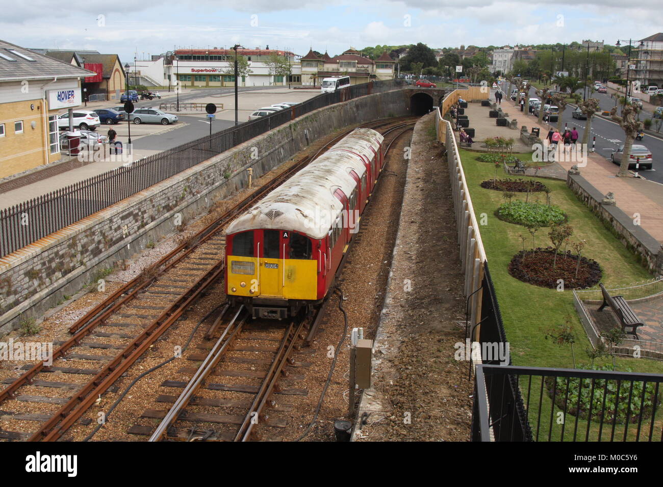 AN ISLAND LINE TRAIN ON THE ISLE OF WIGHT Stock Photo - Alamy