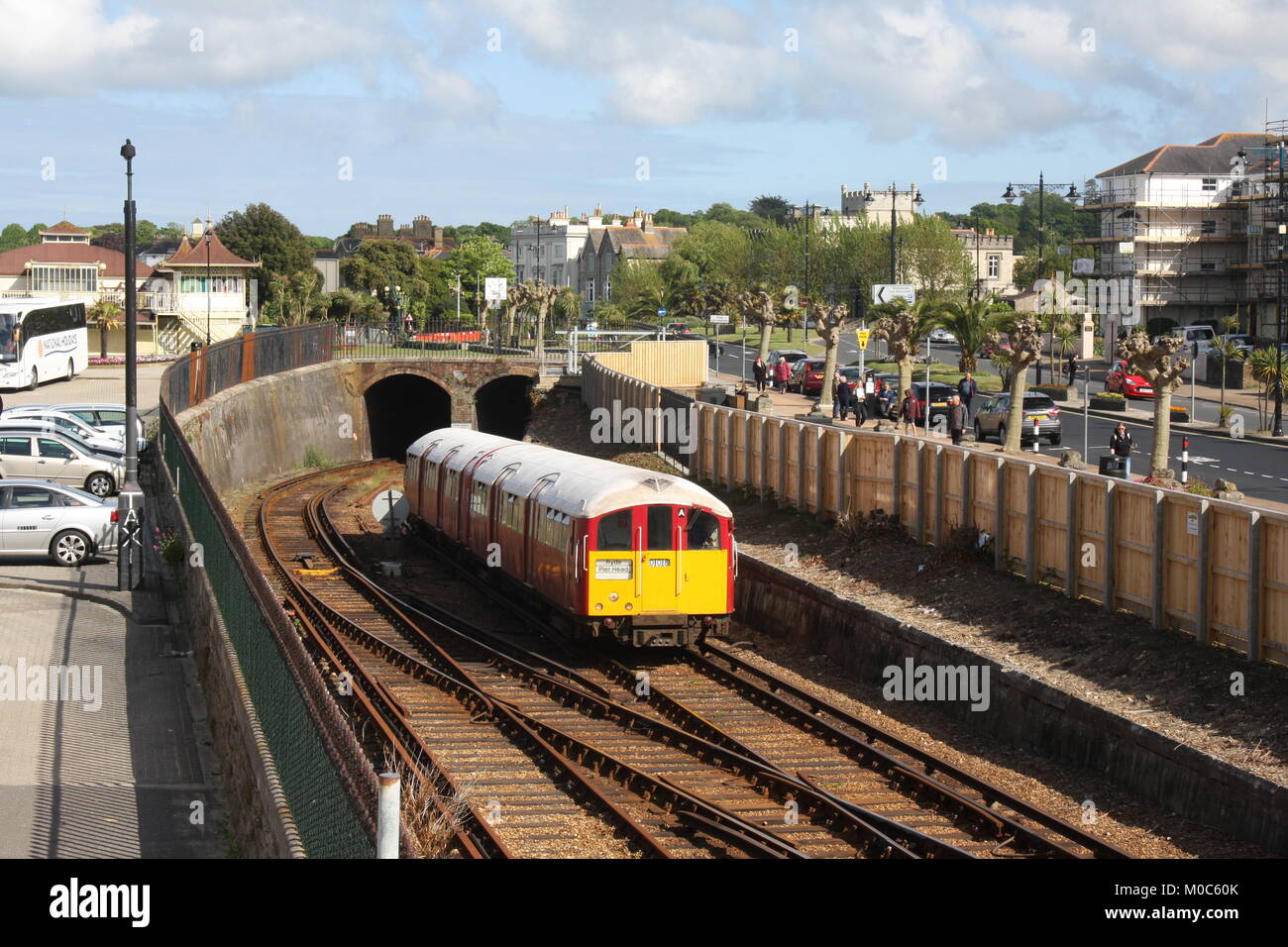 AN ISLAND LINE TRAIN ON THE ISLE OF WIGHT Stock Photo - Alamy