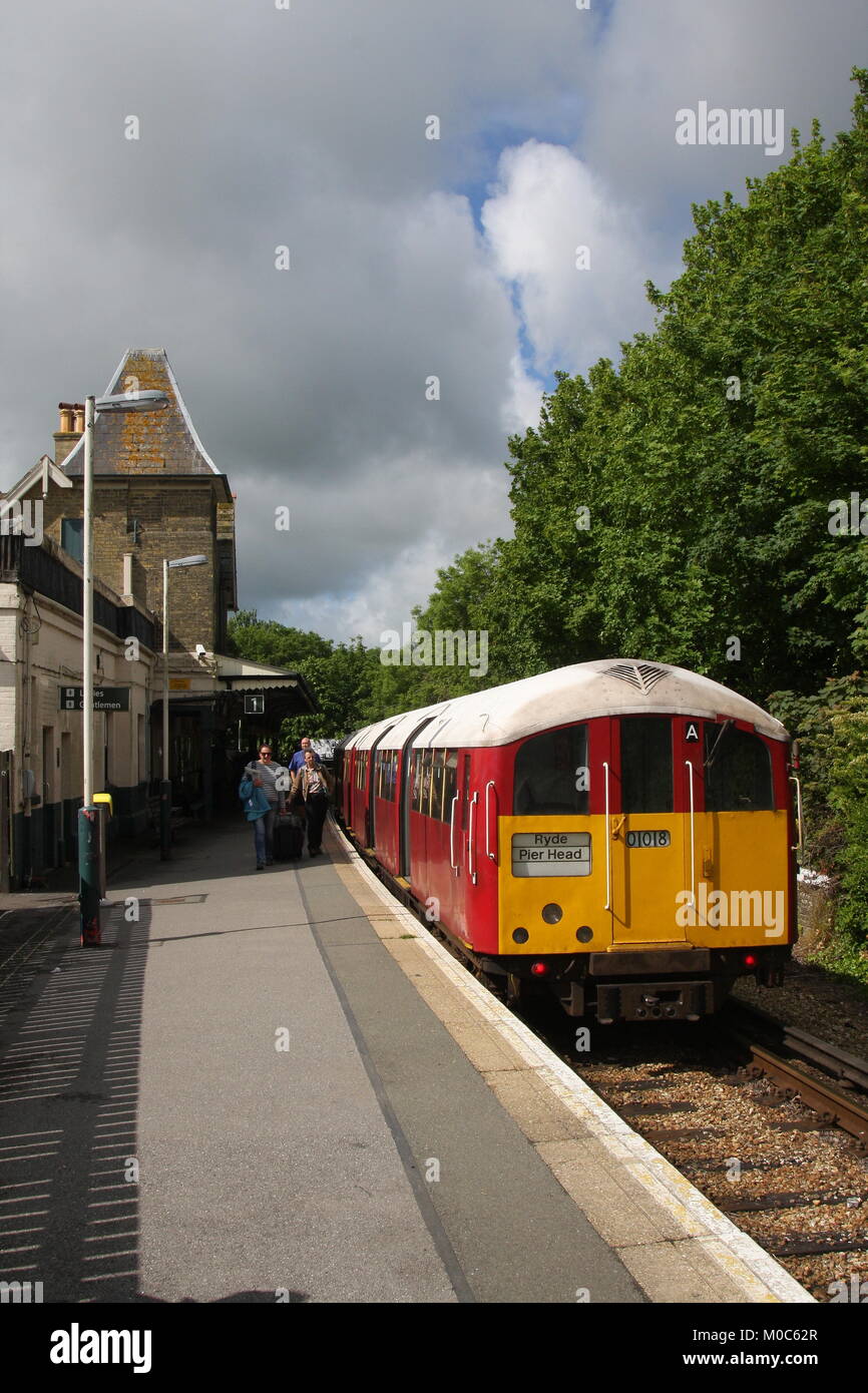 AN ISLAND LINE TRAIN ON THE ISLE OF WIGHT Stock Photo - Alamy