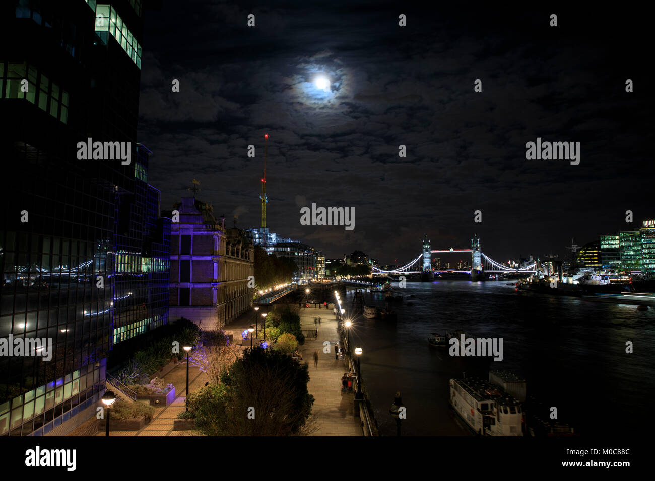 Full moon over london hi-res stock photography and images - Alamy