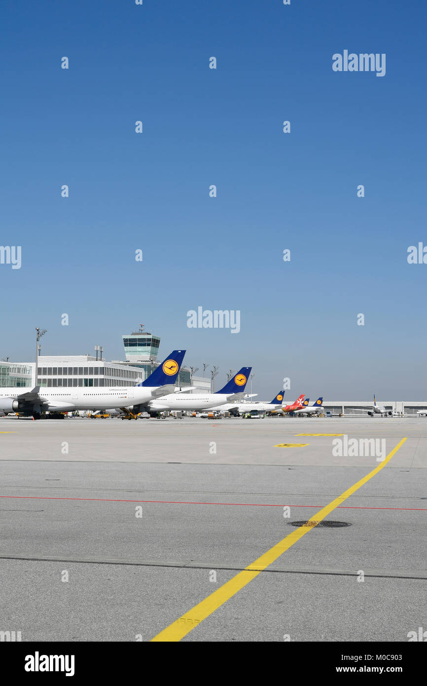 Aircrafts line up at the airport hi-res stock photography and images ...