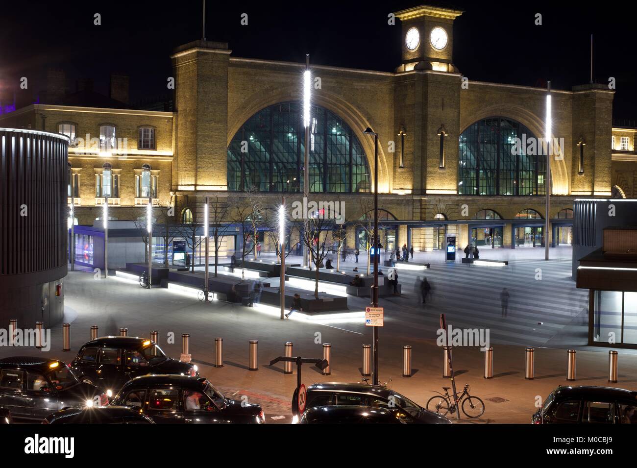 Kings cross station escalators hi-res stock photography and images - Alamy