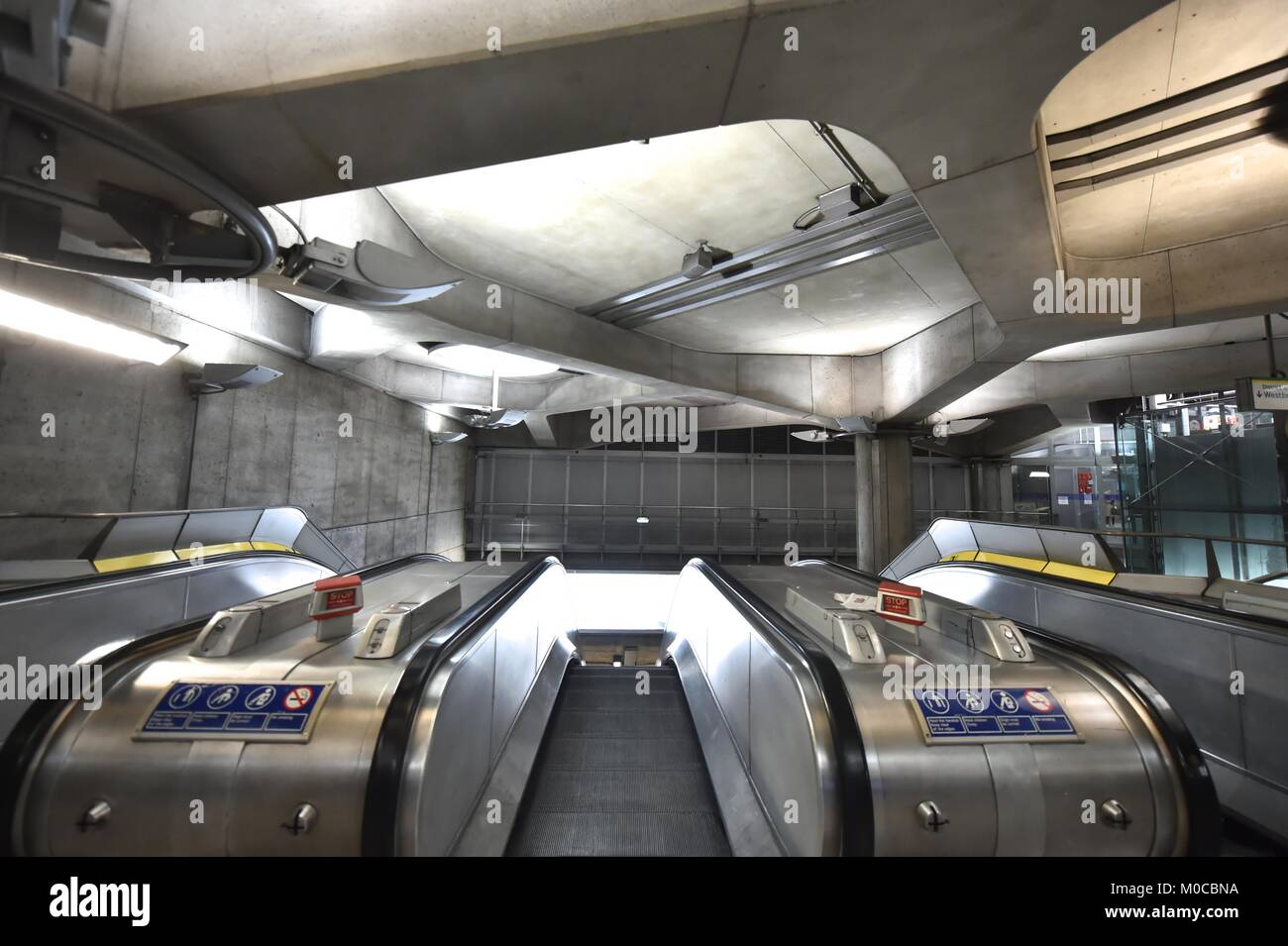 Escalators london bridge underground station hi-res stock photography ...