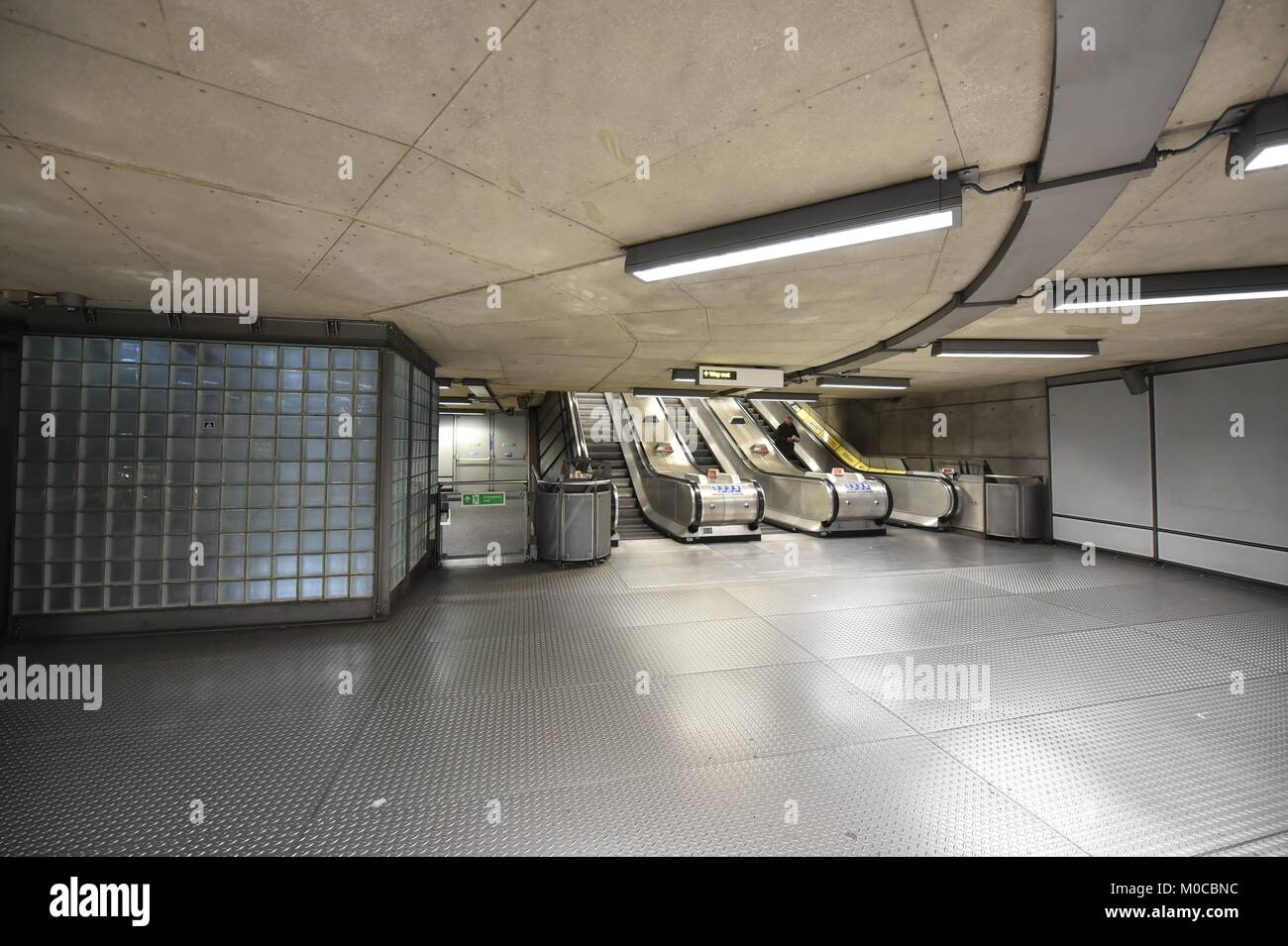 Escalators london bridge underground station hi-res stock photography ...