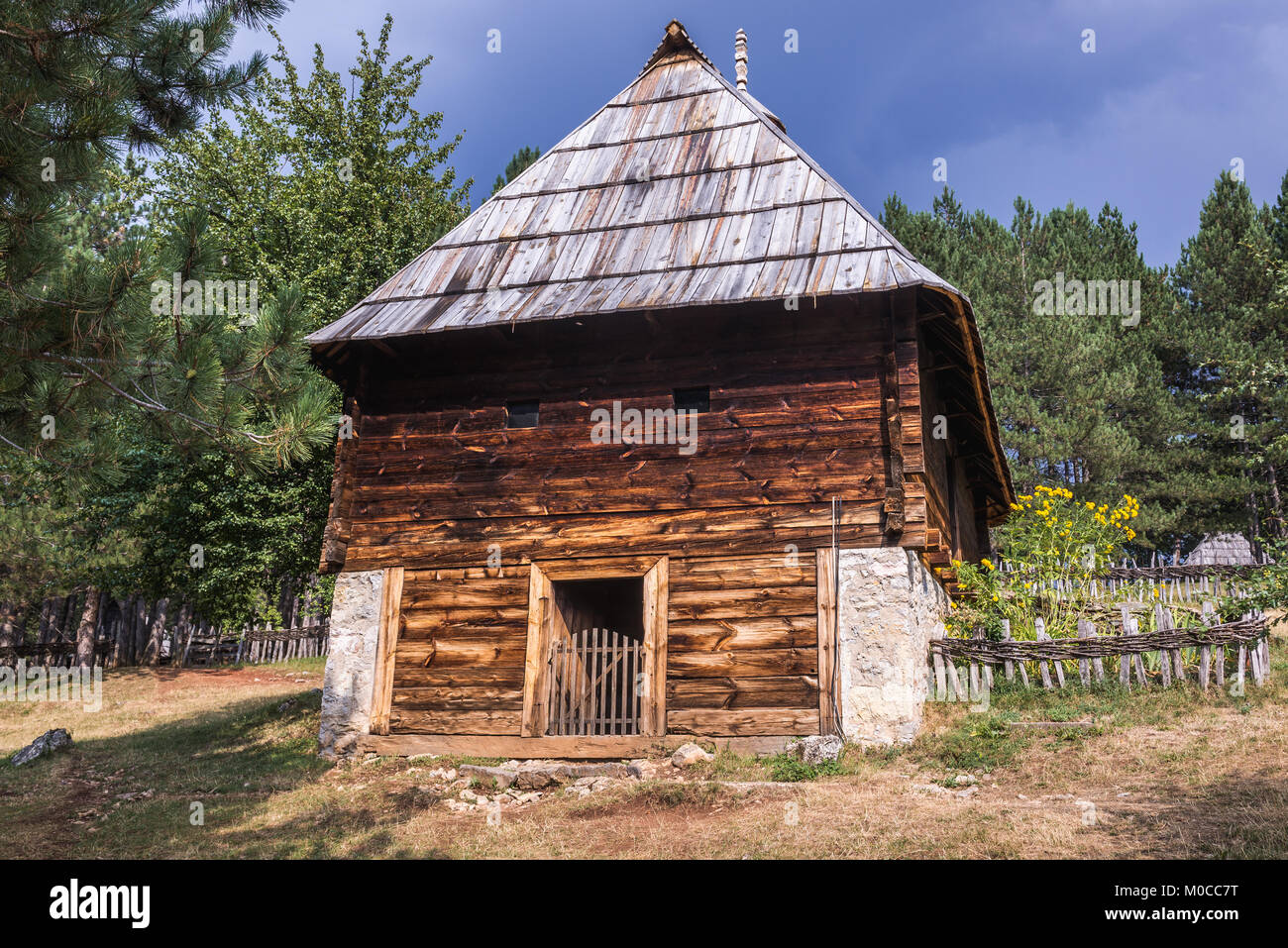 Traditional serbian house hi-res stock photography and images - Alamy