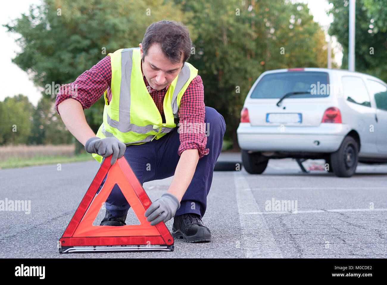 Breakdown car red warning triangle hi-res stock photography and images ...