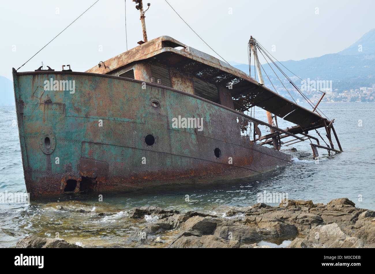 Half Sunken Boat Stock Photos & Half Sunken Boat Stock Images - Alamy