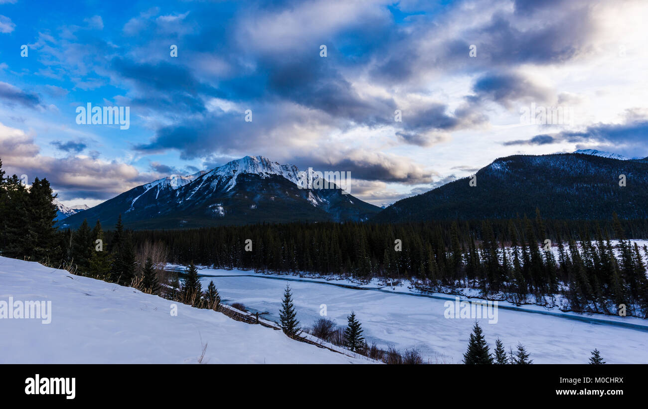 Mountains forest overlooking water hi-res stock photography and images ...
