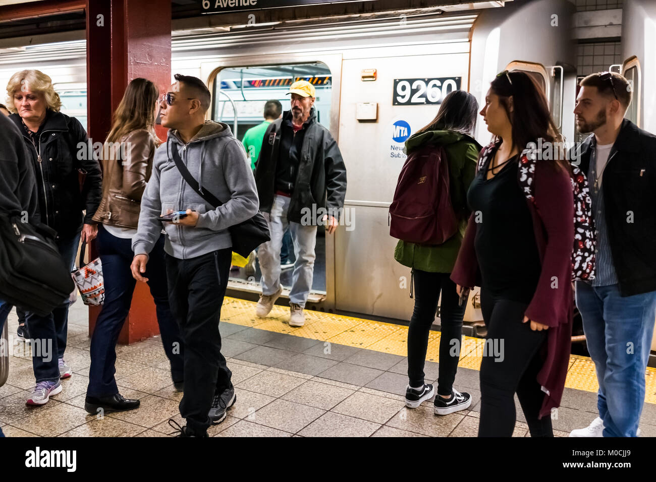 Nyc train platform crowded hi-res stock photography and images - Alamy