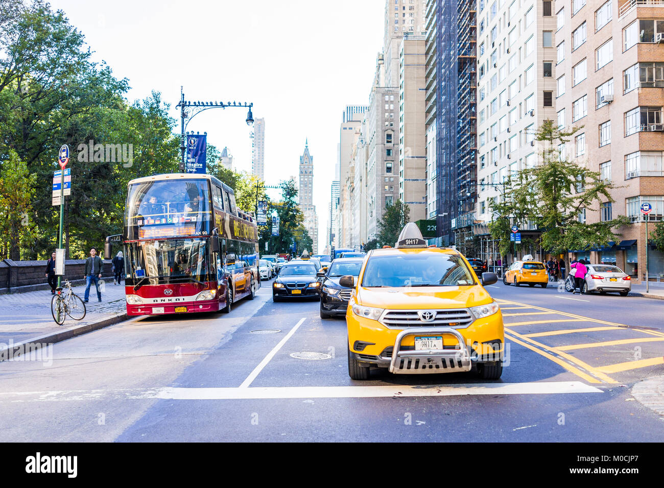New york city bus stop hi-res stock photography and images - Alamy
