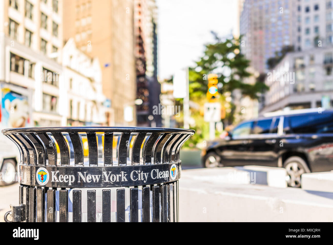 Nyc trash hi-res stock photography and images - Alamy